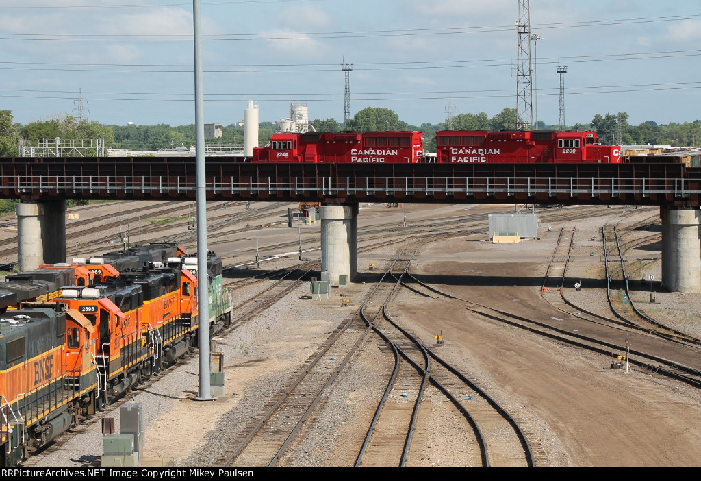 CP 2244 and CP 2200 cross the Northtown Yard